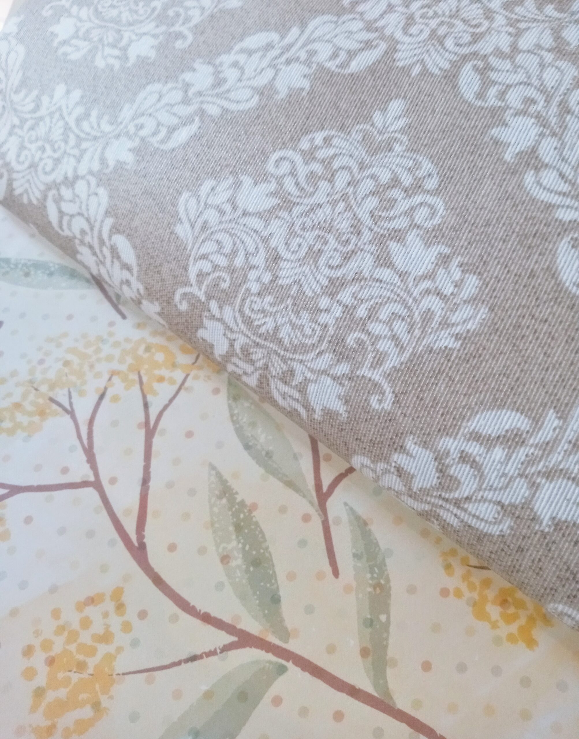 Línea "Home" tono marrón clarito con efectos mascaras blanco ...